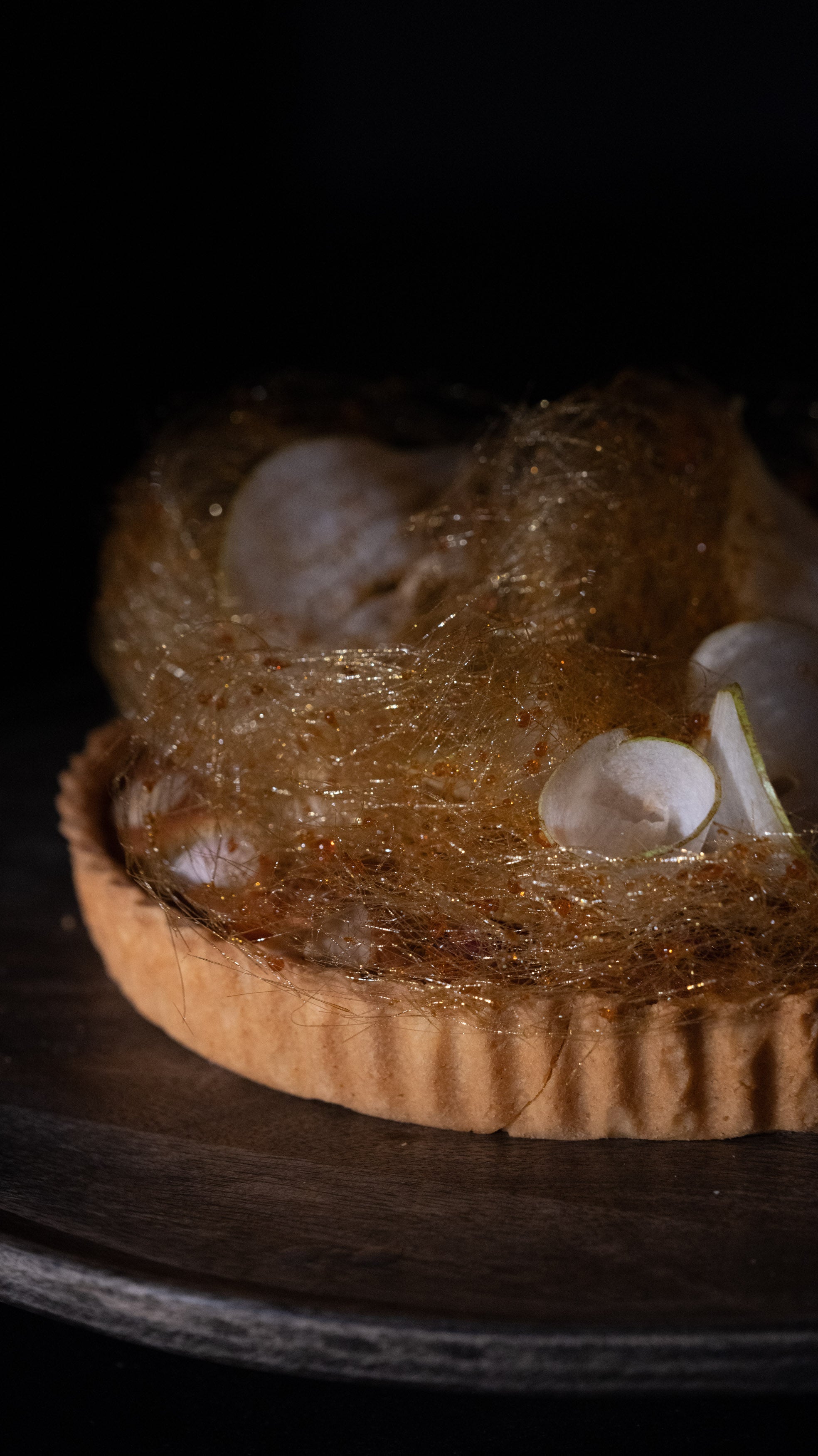 Franchipan Tarte mit Glühweinbirne und Karamellnest – The Golden Circle