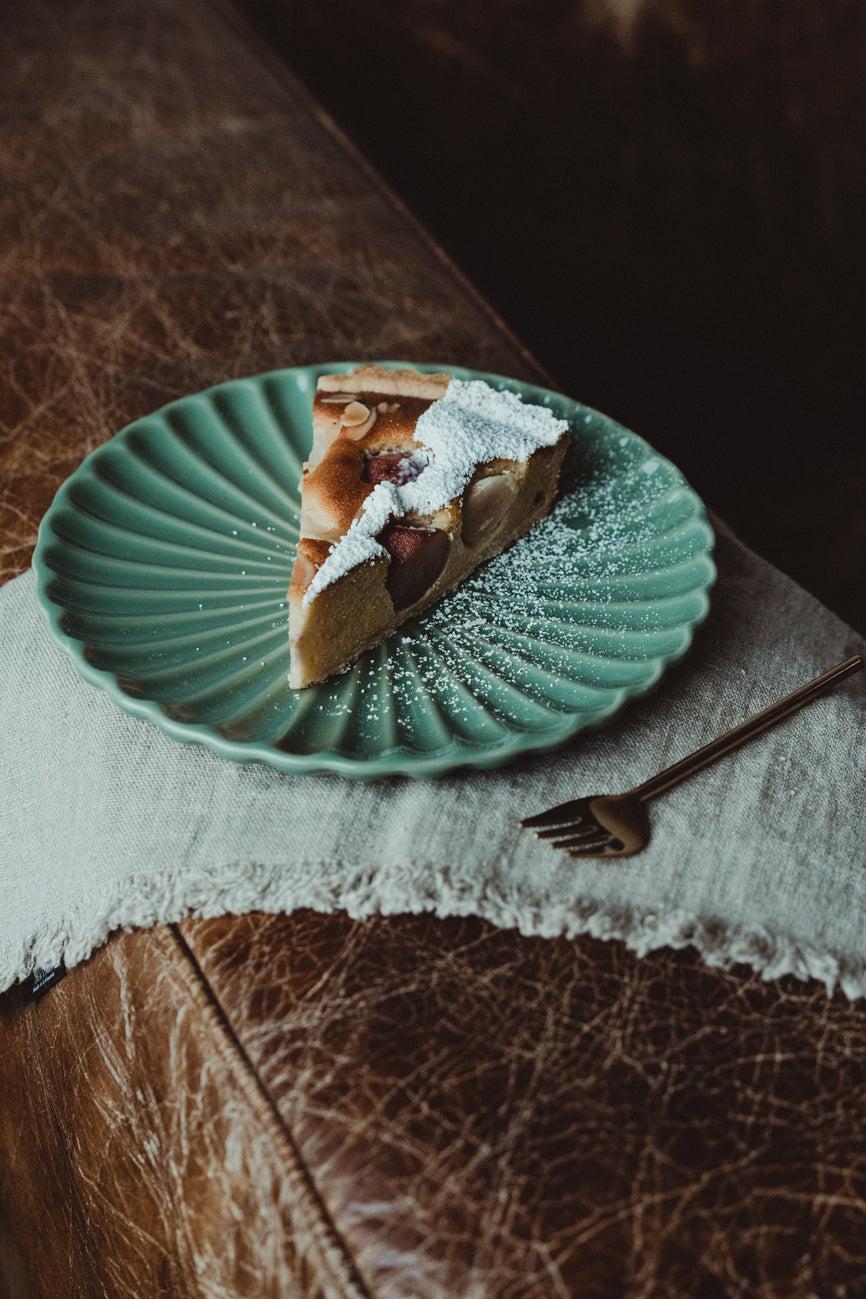 Franchipan Tarte mit Glühweinbirne und Karamellnest – The Golden Circle